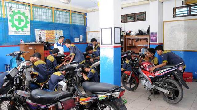 Mengenal Jurusan TBSM (Teknik Bisnis Sepeda Motor) - smkkesehatanalfath.com